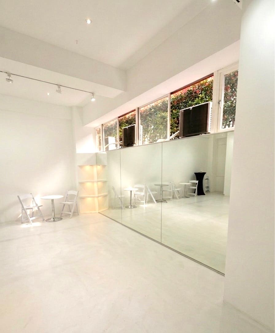 南青山・表参道駅徒歩3分／自然光◎白を基調とした天井高のギャラリースペース／展示会・ポップアップ・撮影・個展・ヨガにおすすめの写真2