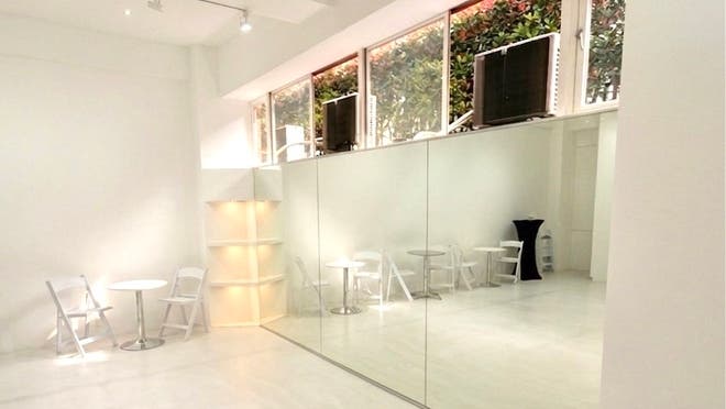 南青山・表参道駅徒歩3分/自然光◎白を基調とした天井高のギャラリースペース/展示会・ポップアップ・撮影・個展・ヨガにおすすめの写真2