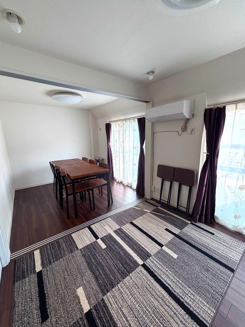 【駅徒歩5分・最大8名】白壁に木調フロアのシンプル空間｜女子会・誕生日・撮影・ワークにの写真1