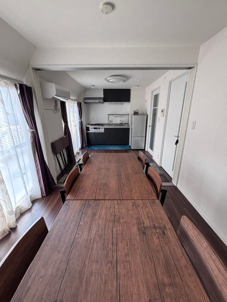 【駅徒歩5分・最大8名】白壁に木調フロアのシンプル空間｜女子会・誕生日・撮影・ワークにの写真2