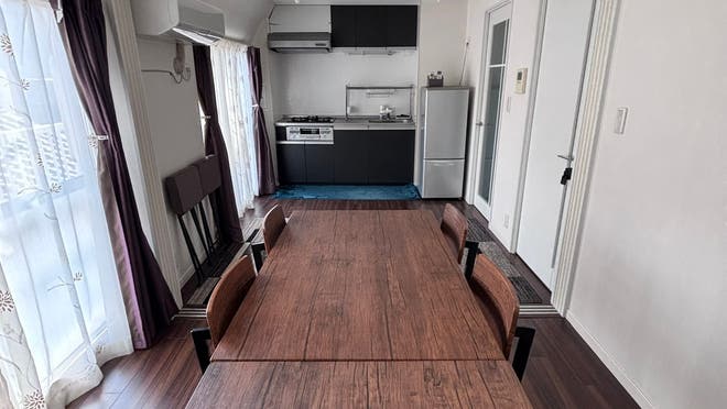 【駅徒歩5分・最大8名】白壁に木調フロアのシンプル空間|女子会・誕生日・撮影・ワークにの写真2