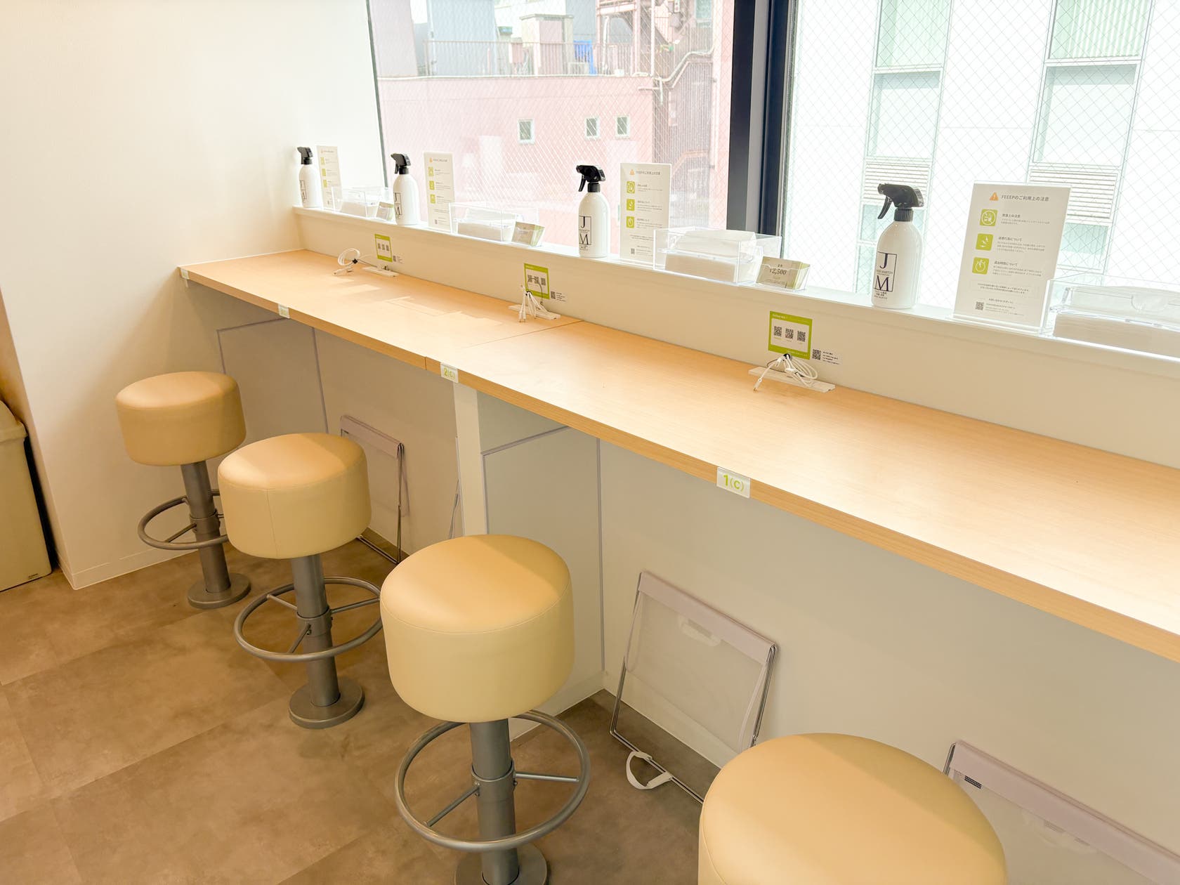 【恵比寿駅徒歩1分｜24時間営業｜1Cブース】カウンター席／高速Wi-Fi／電源・充電／テレワーク・作業・勉強・休憩等の写真9