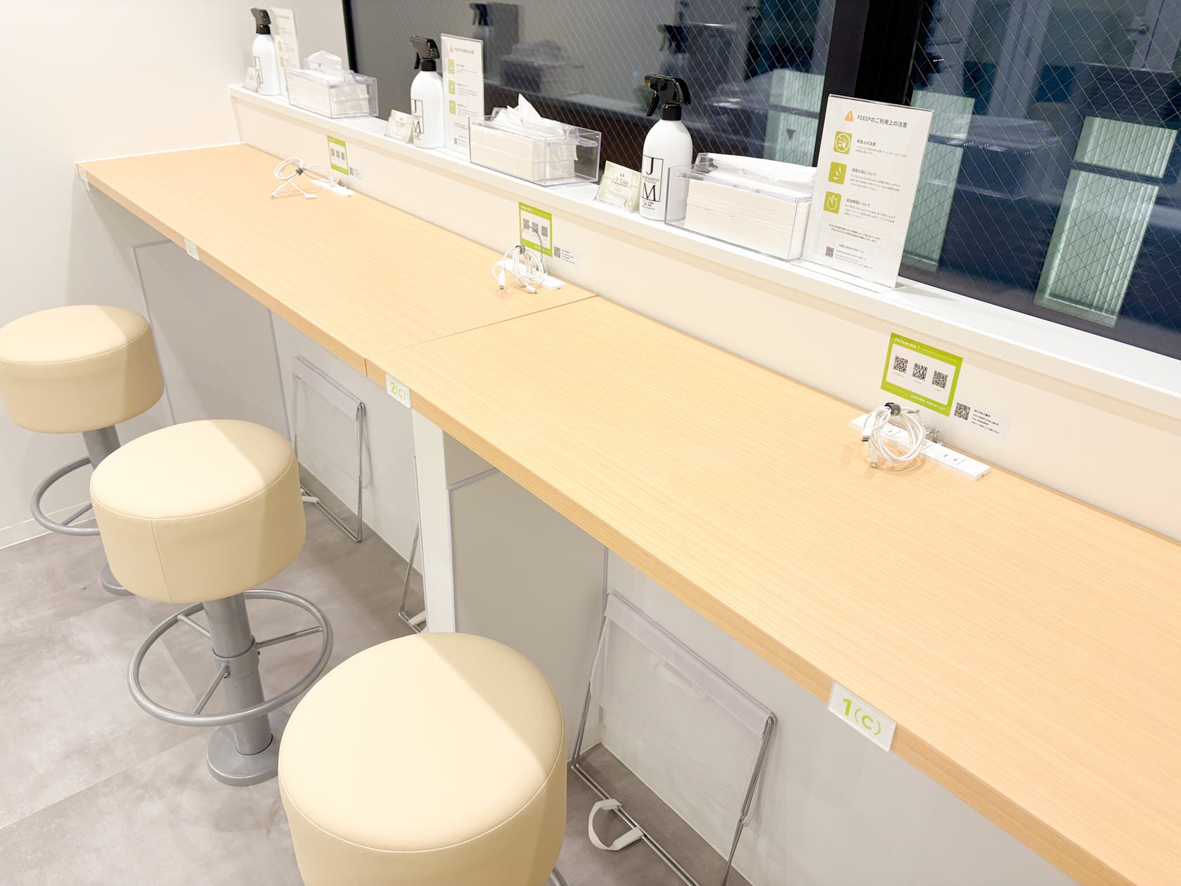 【恵比寿駅徒歩1分｜24時間営業｜1Cブース】カウンター席／高速Wi-Fi／電源・充電／テレワーク・作業・勉強・休憩等の写真2