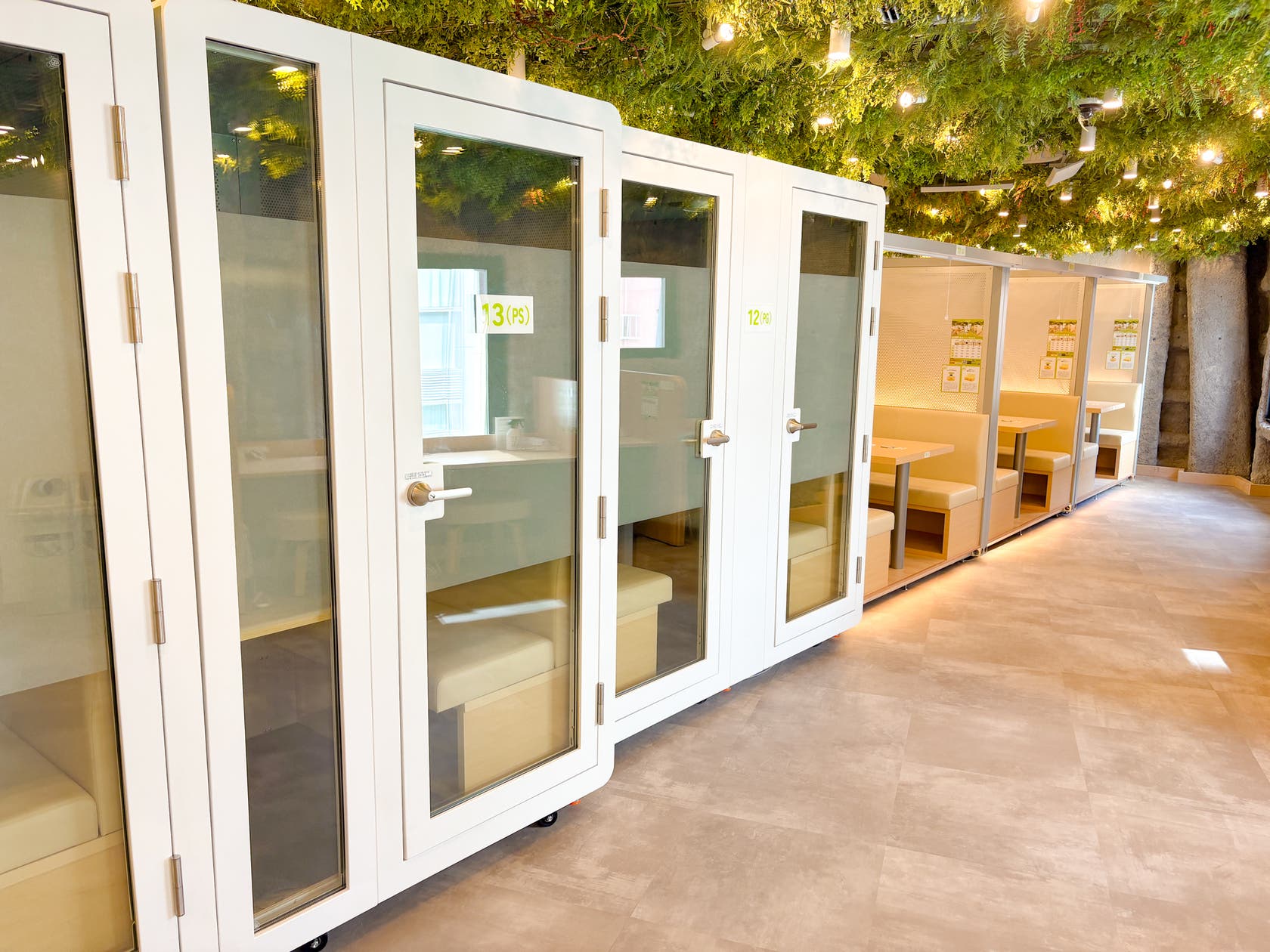 【恵比寿駅徒歩1分｜24時間営業｜2Cブース】カウンター席／高速Wi-Fi／電源・充電／テレワーク・作業・勉強・休憩等の写真13