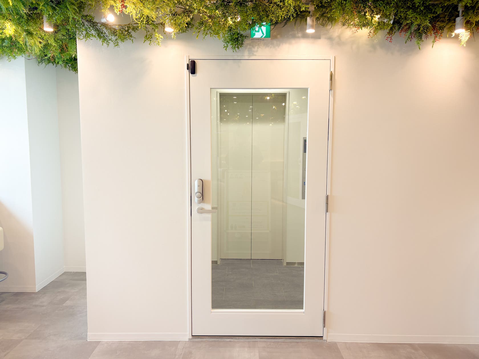 【恵比寿駅徒歩1分｜24時間営業｜13PSブース】防音完全個室／31.5型モニター／充電／web商談・面接・MTG・テレワーク等の写真16