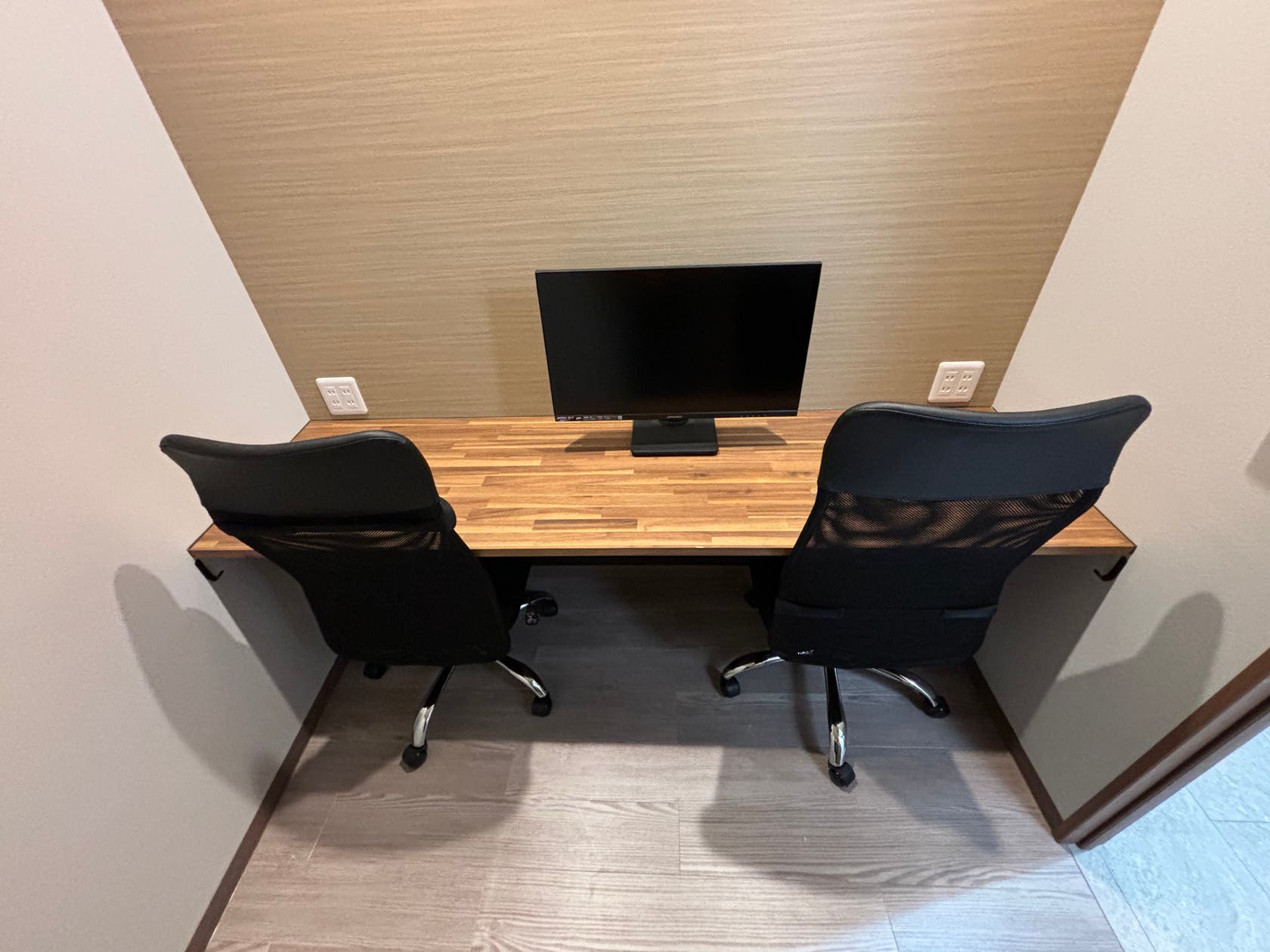 【柏駅から徒歩1分】モニター・フリードリンク付き2名個室（ブース5）の写真1