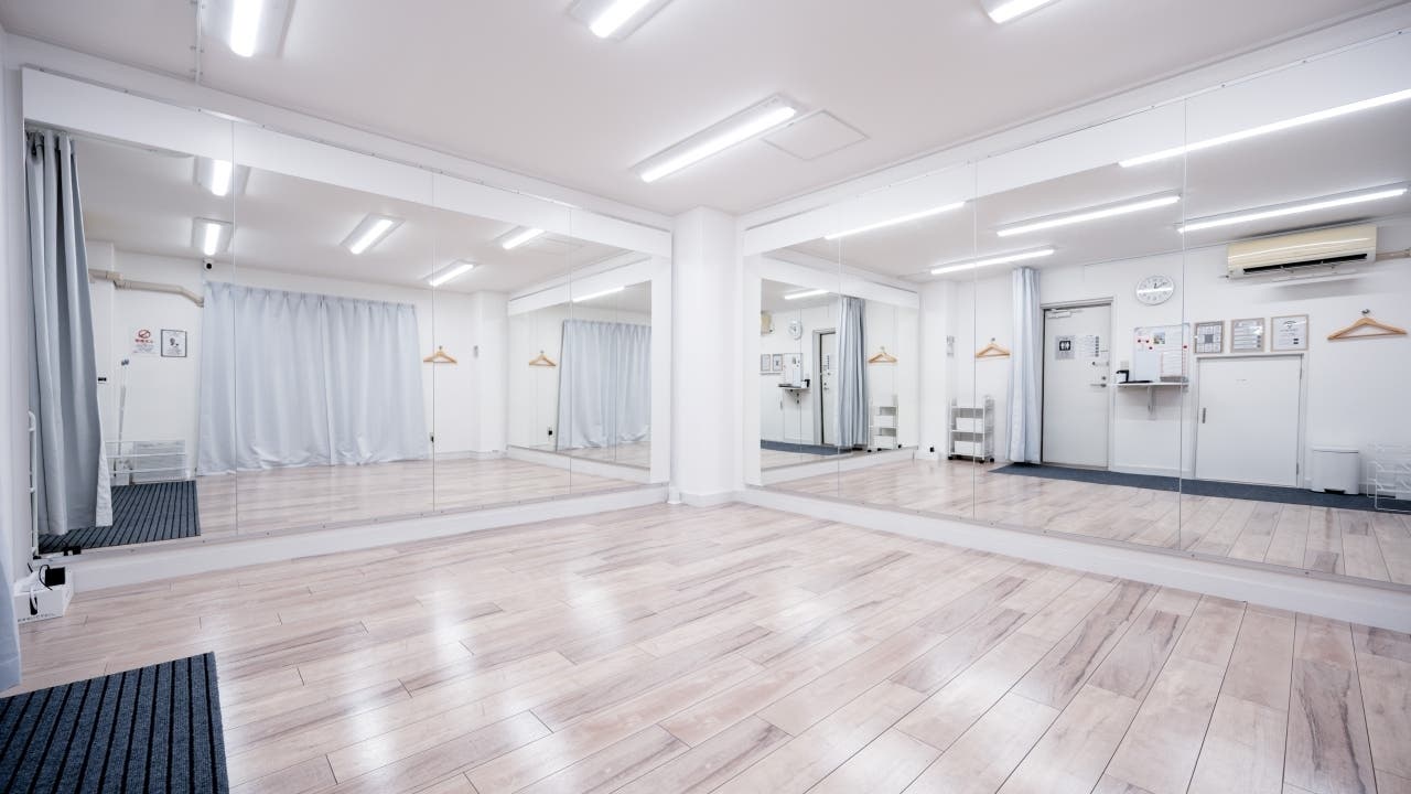 オープン割🎉ダンスに最適個室✨三ノ宮駅徒歩1分｜清潔｜大型2面鏡｜モニター｜更衣室｜無料備品多数｜個人レッスン｜ヨガ｜ダンスの写真1