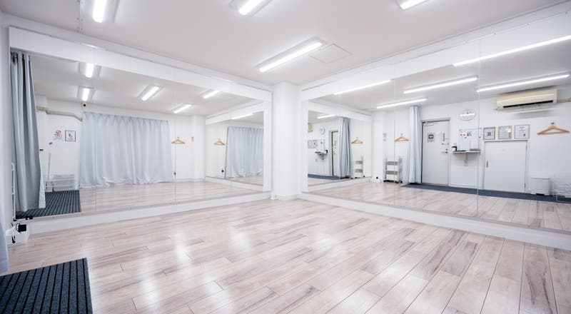 オープン割🎉ダンスに最適個室✨三ノ宮駅徒歩1分｜清潔｜大型2面鏡｜モニター｜更衣室｜無料備品多数｜個人レッスン｜ヨガ｜ダンス