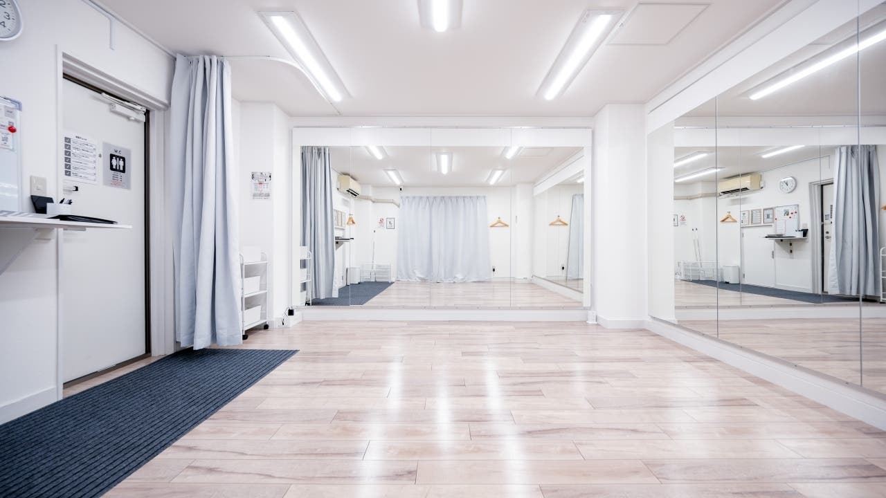 オープン割🎉ダンスに最適個室✨三ノ宮駅徒歩1分｜清潔｜大型2面鏡｜モニター｜更衣室｜無料備品多数｜個人レッスン｜ヨガ｜ダンスの写真2