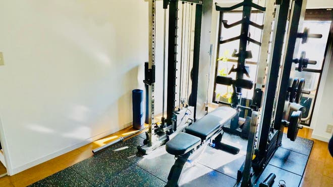 《外苑前駅徒歩6分》青山一等地にある清潔感あるレンタルジム 5in1ラック有 『レンタルジムGlitteR 南青山店ブースB』の写真1