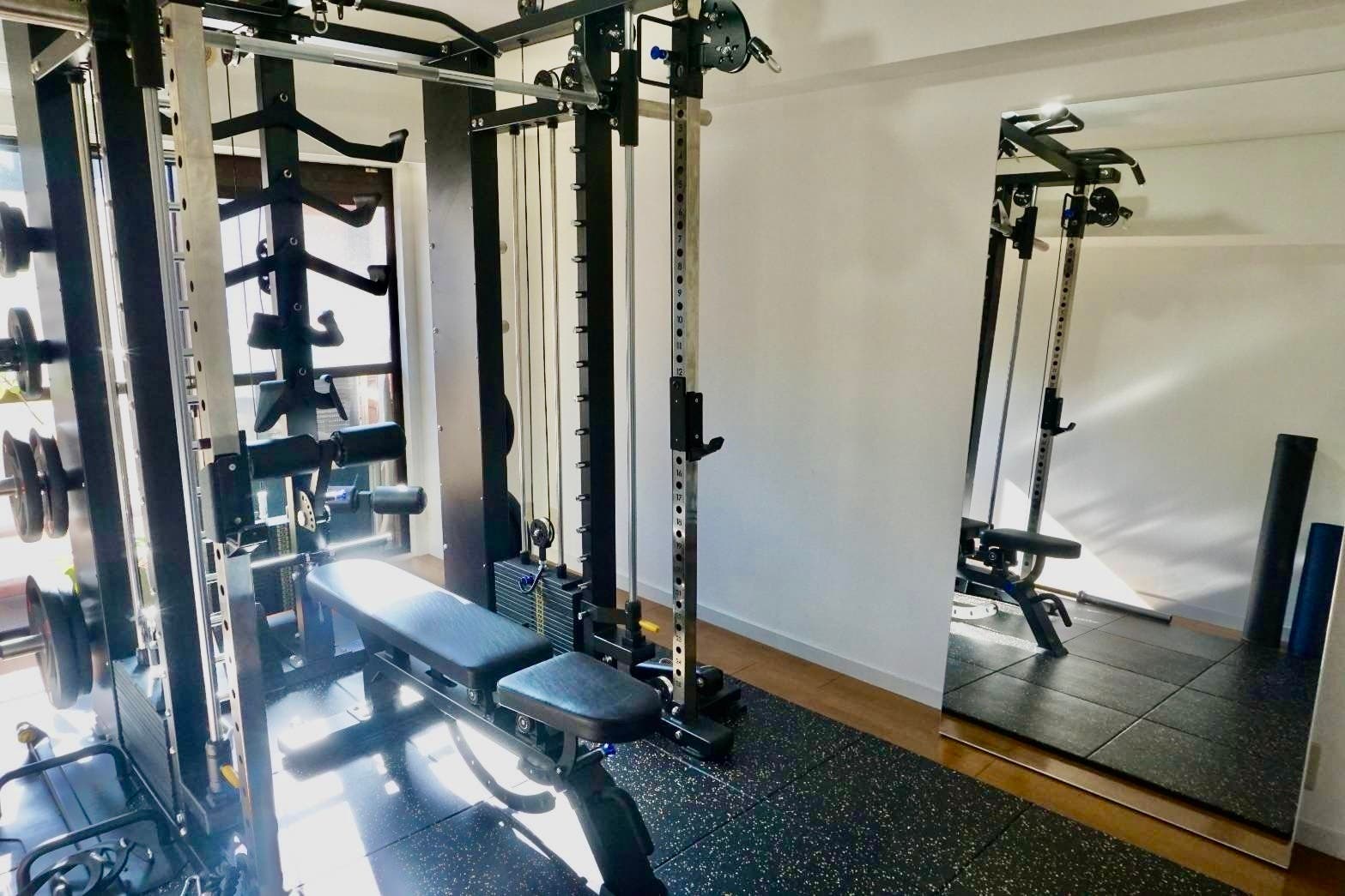 《外苑前駅徒歩6分》青山一等地にある清潔感あるレンタルジム　5in1ラック有　『レンタルジムGlitteR 南青山店ブースB』の写真2