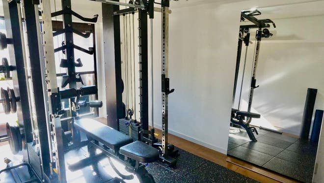 《外苑前駅徒歩6分》青山一等地にある清潔感あるレンタルジム 5in1ラック有 『レンタルジムGlitteR 南青山店ブースB』の写真2