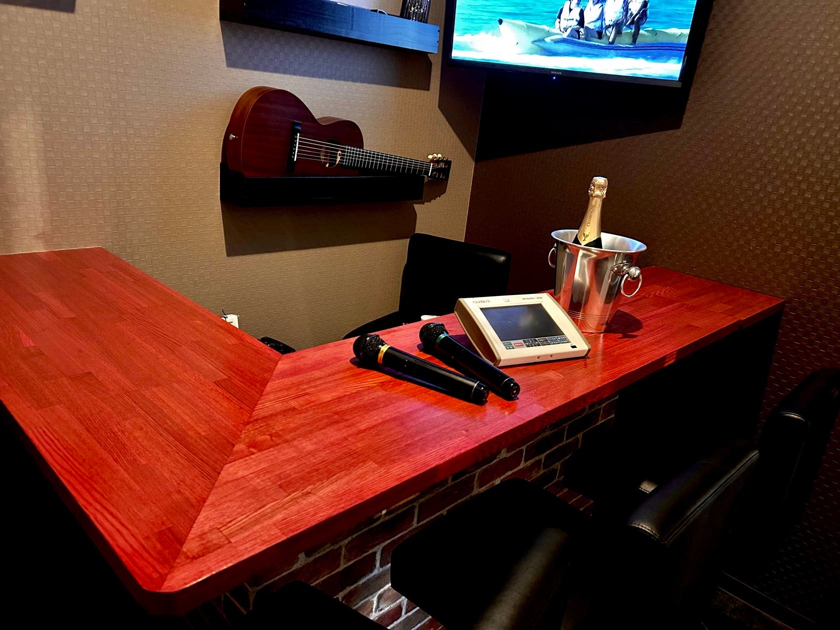 京都烏丸唯一！スナックごっこができちゃう "ミニバーカウンター" で歌うカラオケルームの写真1