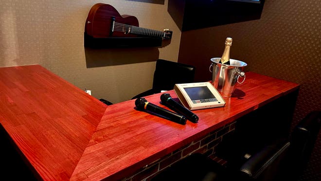 京都烏丸唯一!スナックごっこができちゃう "ミニバーカウンター" で歌うカラオケルームの写真1