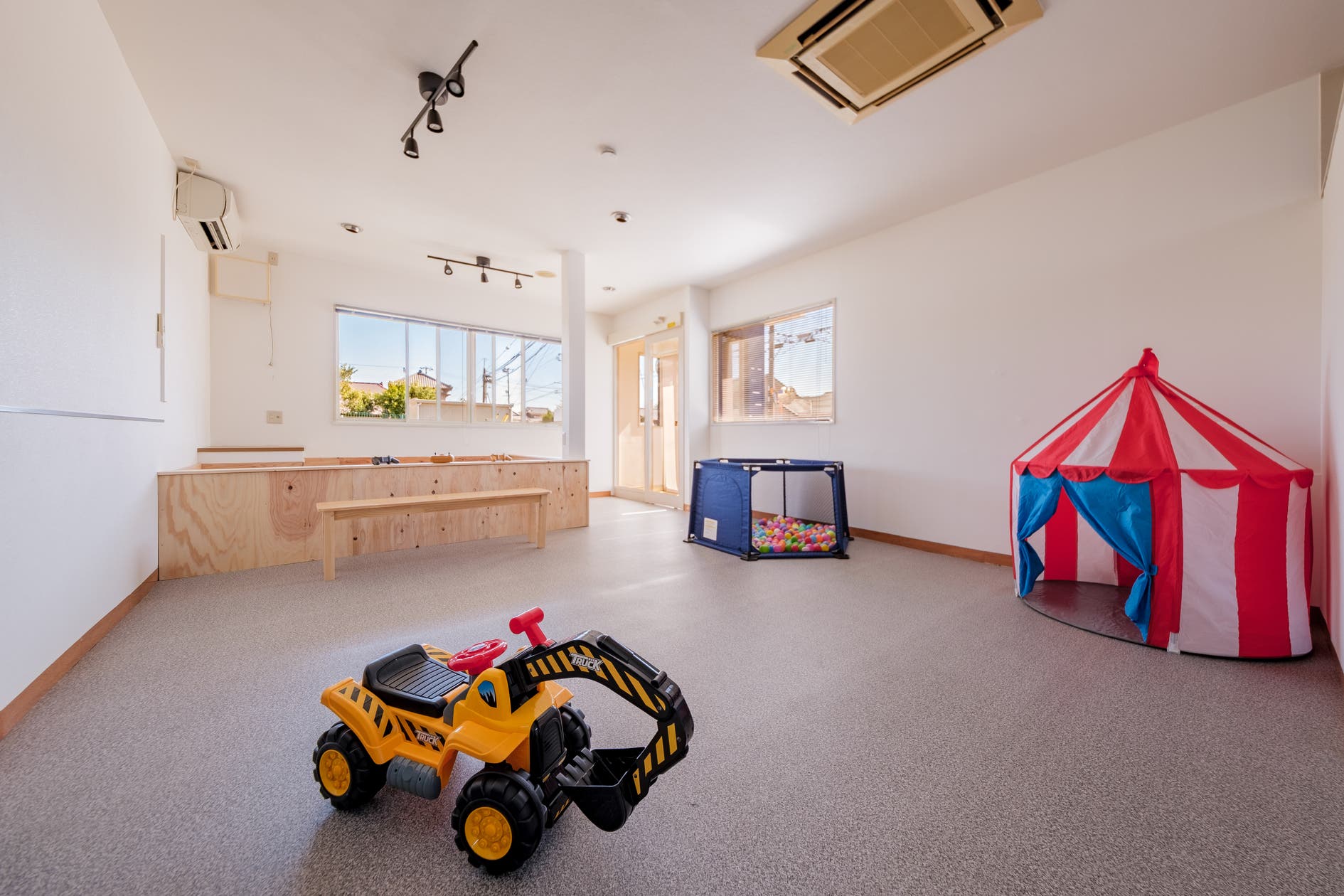 重機ラジコン＆卓球で遊べる貸切スペース｜飲食OK・駐車場完備の写真1