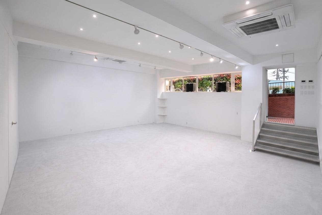 南青山・表参道駅徒歩3分／自然光◎白を基調とした天井高のギャラリースペース／展示会・ポップアップ・撮影・個展・ヨガにおすすめの写真2