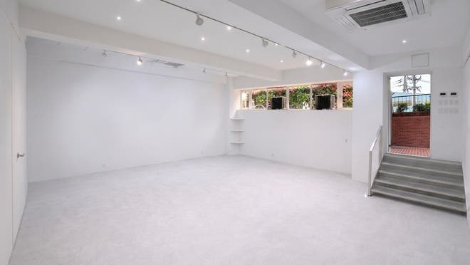 南青山・表参道駅徒歩3分/自然光◎白を基調とした天井高のギャラリースペース/展示会・ポップアップ・撮影・個展・ヨガにおすすめの写真2