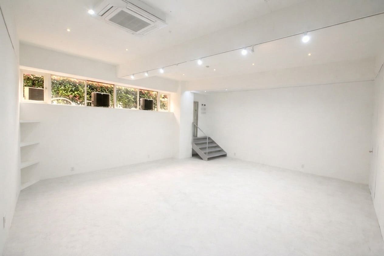 南青山・表参道駅徒歩3分／自然光◎白を基調とした天井高のギャラリースペース／展示会・ポップアップ・撮影・個展・ヨガにおすすめの写真1