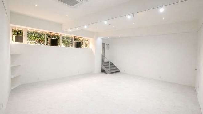 南青山・表参道駅徒歩3分/自然光◎白を基調とした天井高のギャラリースペース/展示会・ポップアップ・撮影・個展・ヨガにおすすめの写真1