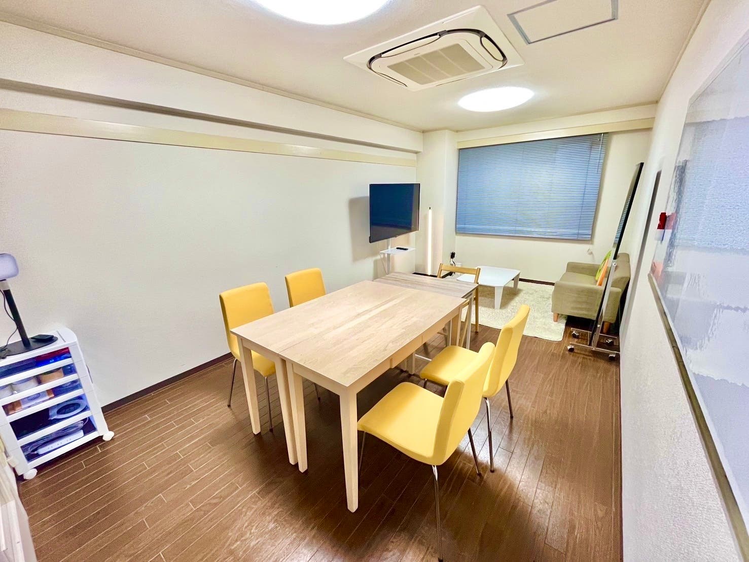 RENEW🌈＜パイナップルスペース🍍奈良＞【動画あり】⭐️面接･撮影用ﾗｲﾄ⭐️自宅感覚⭐️55㌅TV⭐️飲食OKの写真1