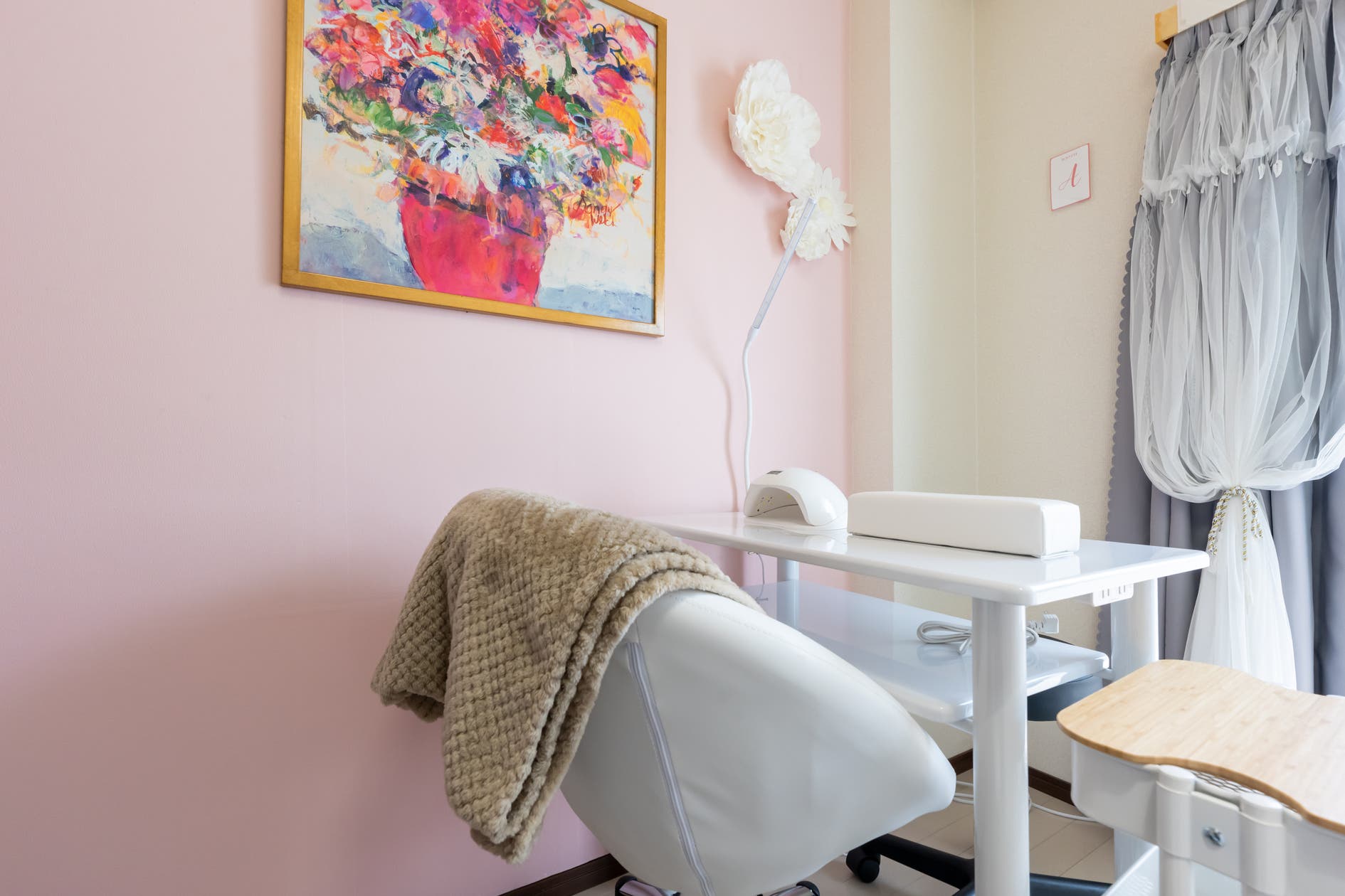 【大宮駅徒歩5分】ネイル専用レンタルサロンMieux Aブース｜(×貸切)アクリル可・男性利用可【埼玉県】の写真1