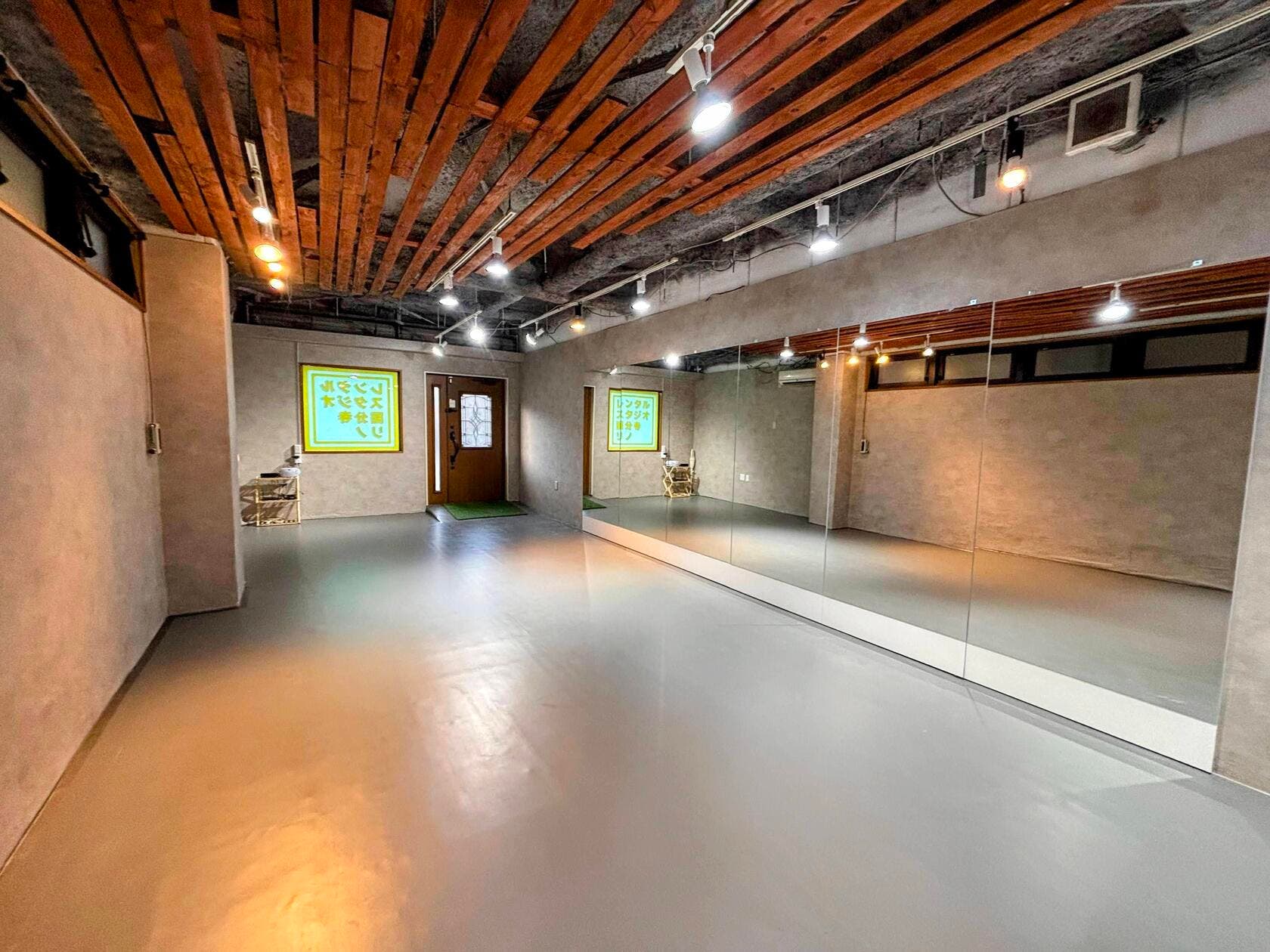 【国分寺エリア最大級40㎡】幅5.4mの超大型鏡完備！ダンス・ヨガ・演劇の稽古に。無料Wi-Fiや撮影機材も充実で動画配信にも◎の写真1