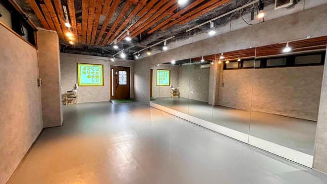 【国分寺エリア最大級40㎡】幅5.4mの超大型鏡完備!ダンス・ヨガ・演劇の稽古に。無料Wi-Fiや撮影機材も充実で動画配信にも◎の写真1