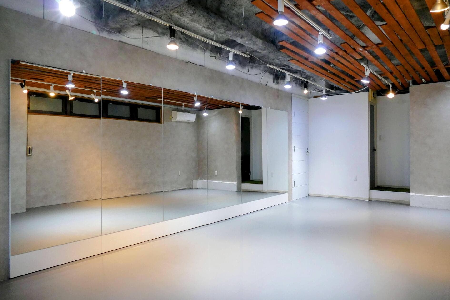 【国分寺エリア最大級40㎡】幅5.4mの超大型鏡完備！ダンス・ヨガ・演劇の稽古に。無料Wi-Fiや撮影機材も充実で動画配信にも◎の写真2