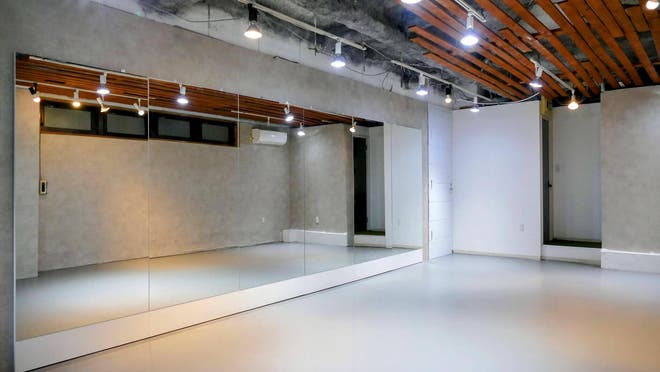 【国分寺エリア最大級40㎡】幅5.4mの超大型鏡完備!ダンス・ヨガ・演劇の稽古に。無料Wi-Fiや撮影機材も充実で動画配信にも◎の写真2