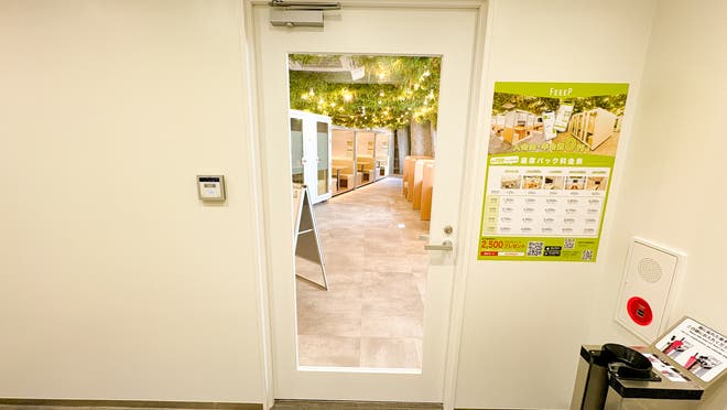 【恵比寿駅徒歩1分|24時間営業|14PSブース】防音完全個室/31.5型モニター/充電/web商談・面接・MTG・テレワーク等の写真15