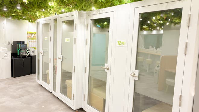 【恵比寿駅徒歩1分|24時間営業|14PSブース】防音完全個室/31.5型モニター/充電/web商談・面接・MTG・テレワーク等の写真20