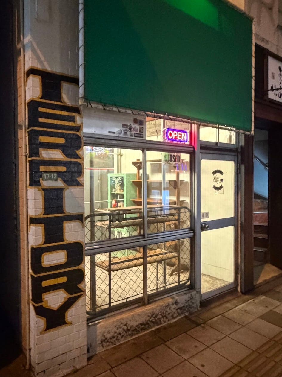 展示会やPOPUP、撮影などにご利用いただける、国道246号沿いの四畳半ほどのコンパクトなスペースです。の写真2