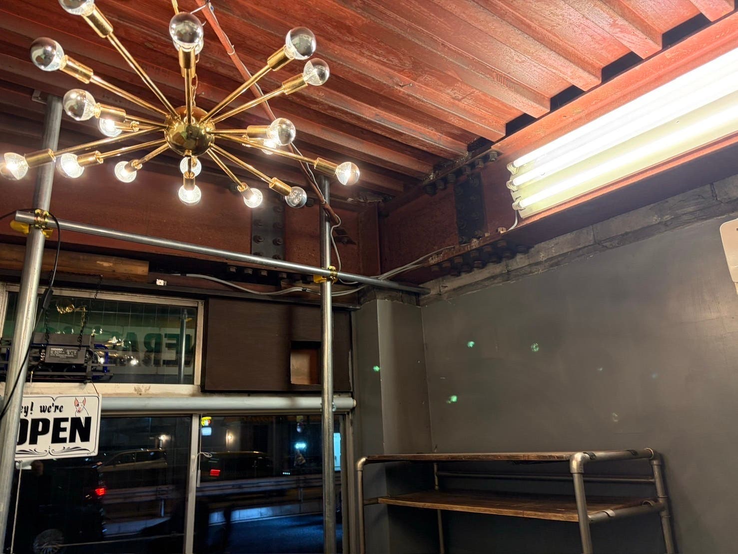 展示会やPOPUP、撮影などにご利用いただける、国道246号沿いの四畳半ほどのコンパクトなスペースです。の写真7