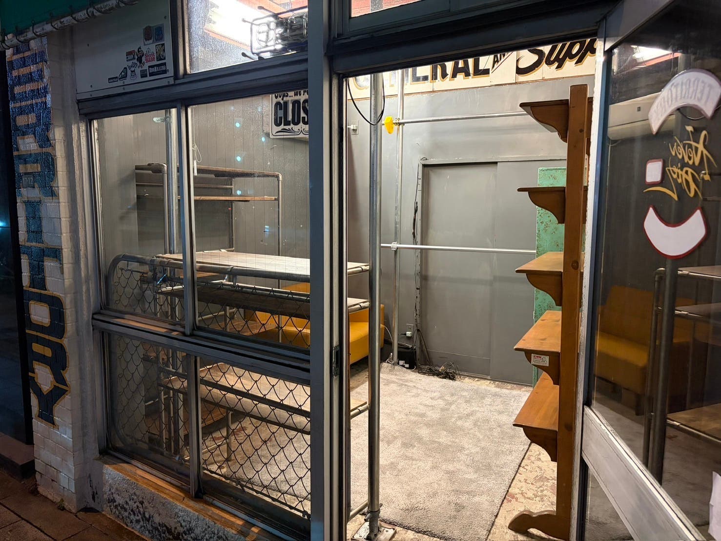 展示会やPOPUP、撮影などにご利用いただける、国道246号沿いの四畳半ほどのコンパクトなスペースです。の写真8