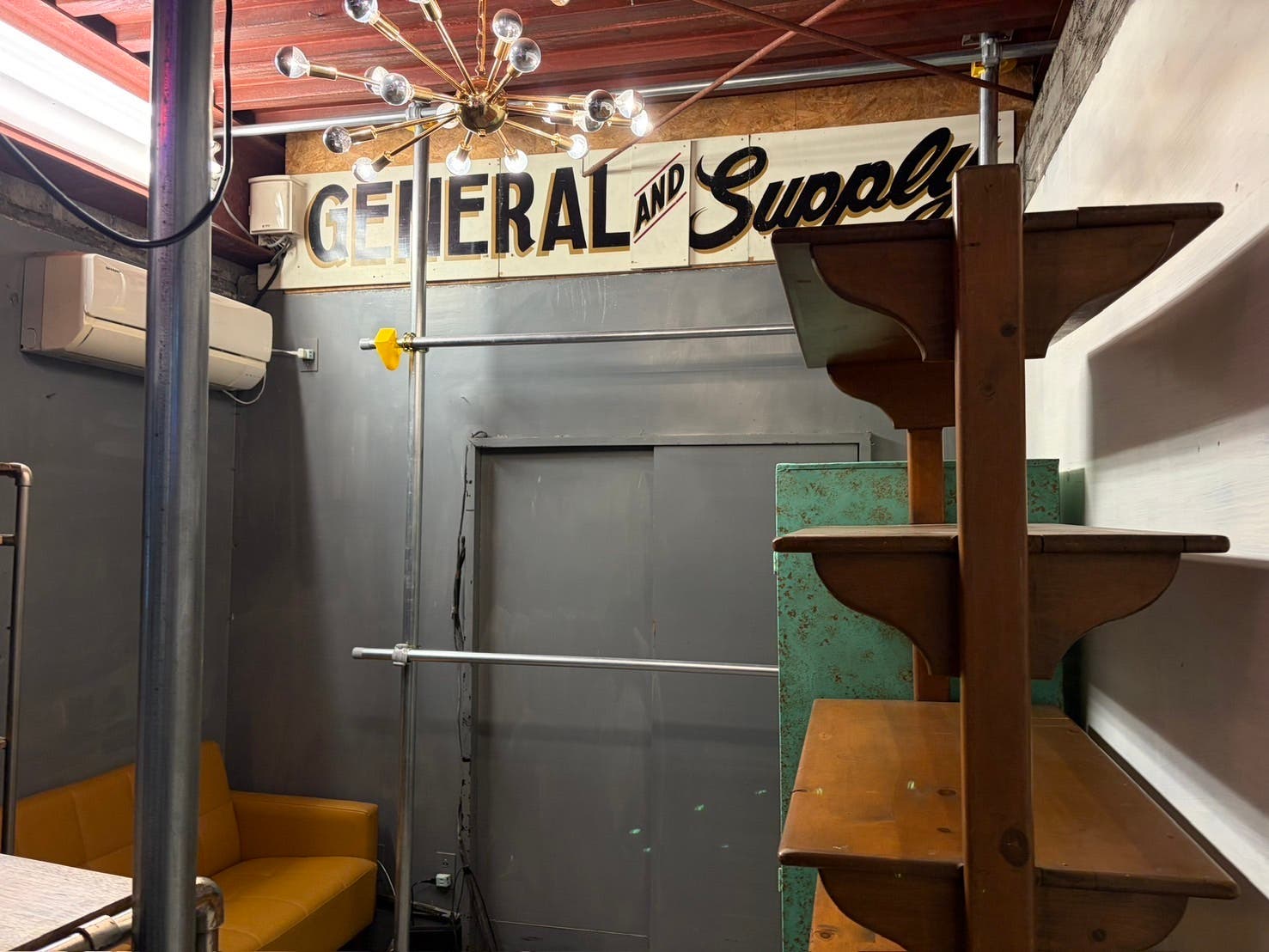 展示会やPOPUP、撮影などにご利用いただける、国道246号沿いの四畳半ほどのコンパクトなスペースです。の写真9