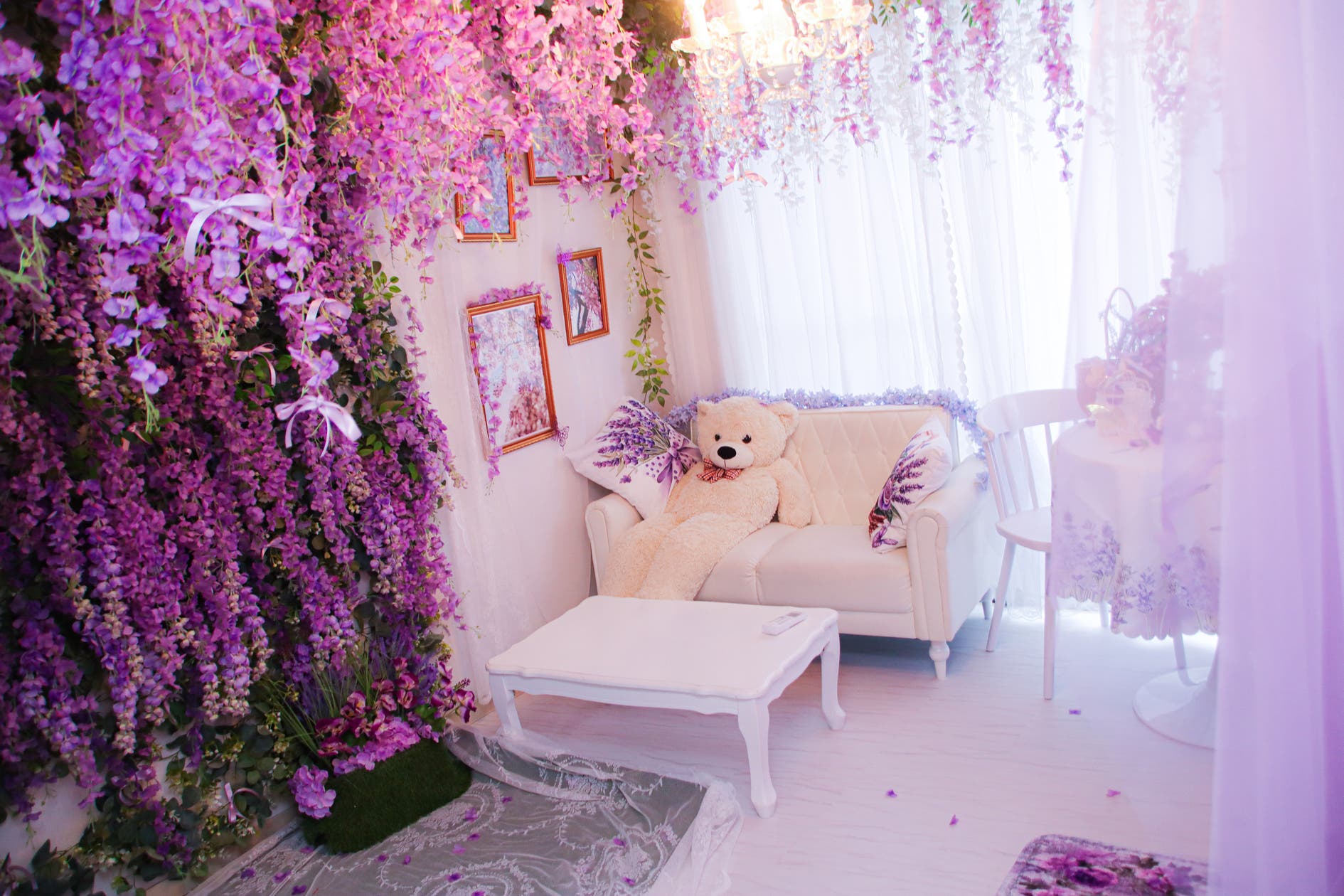 要町駅徒歩4分の可愛いレンタルスペース♡紫の藤の花のお部屋💜ポートレート撮影🤍コスプレ🤍推し活🤍女子会の写真1