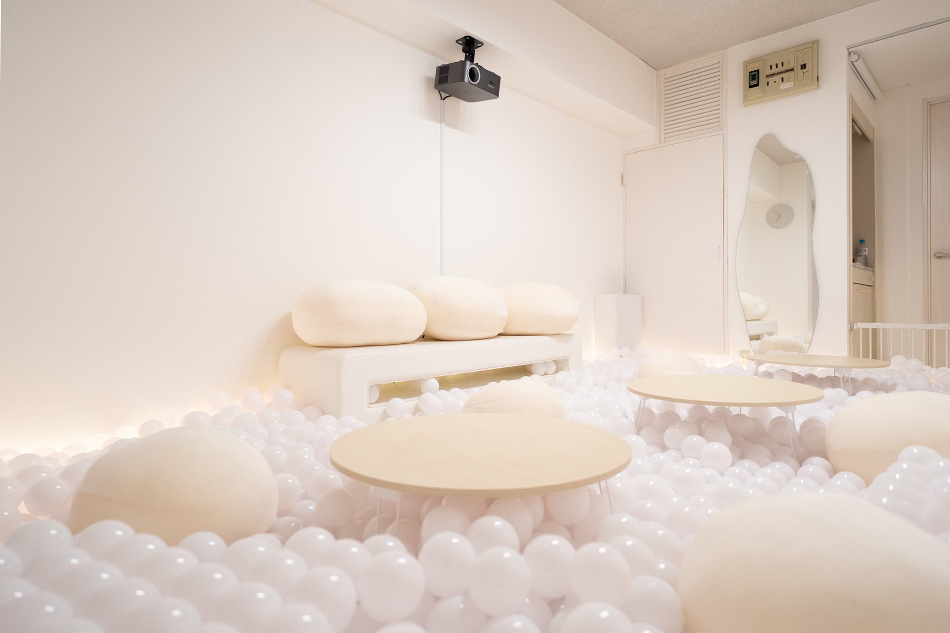 🫧１面ボールプール🫧馬喰町から４分！斬新でテンションMAXのパーティルーム✨女子会、撮影、シアター、各種パーティの写真13