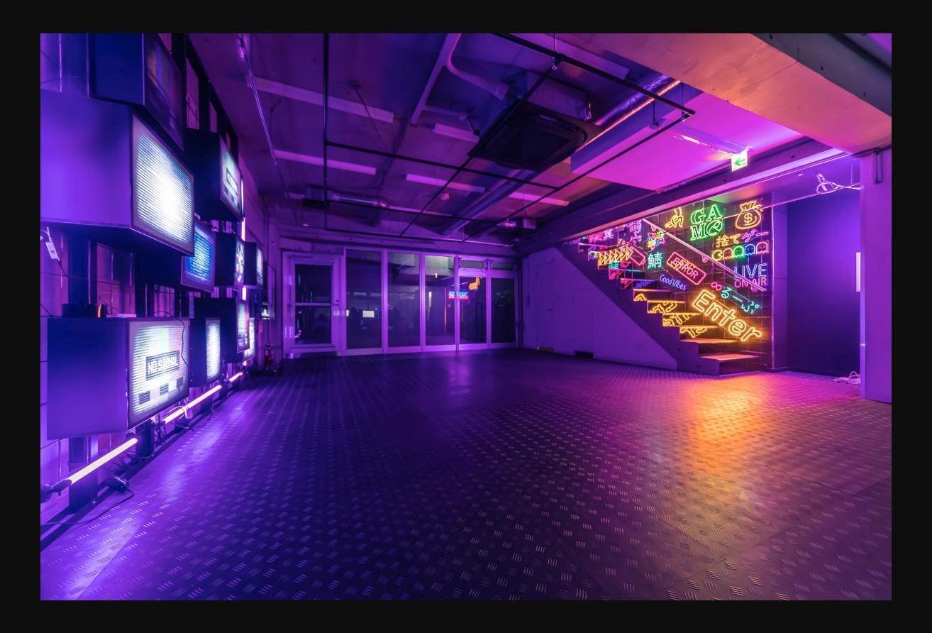 ネオンが特徴の防音スタジオ｜配信可能・グリーンバック・控室完備｜用賀・桜新町駅徒歩圏内の写真1