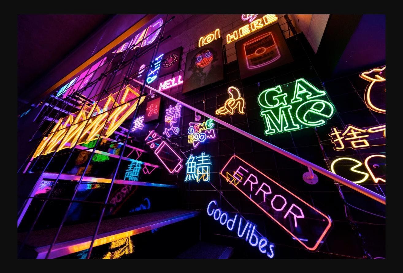 ネオンが特徴の防音スタジオ｜配信可能・グリーンバック・控室完備｜用賀・桜新町駅徒歩圏内の写真2