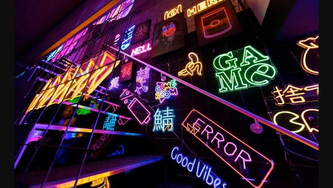 ネオンが特徴の防音スタジオ|配信可能・グリーンバック・控室完備|用賀・桜新町駅徒歩圏内の写真2