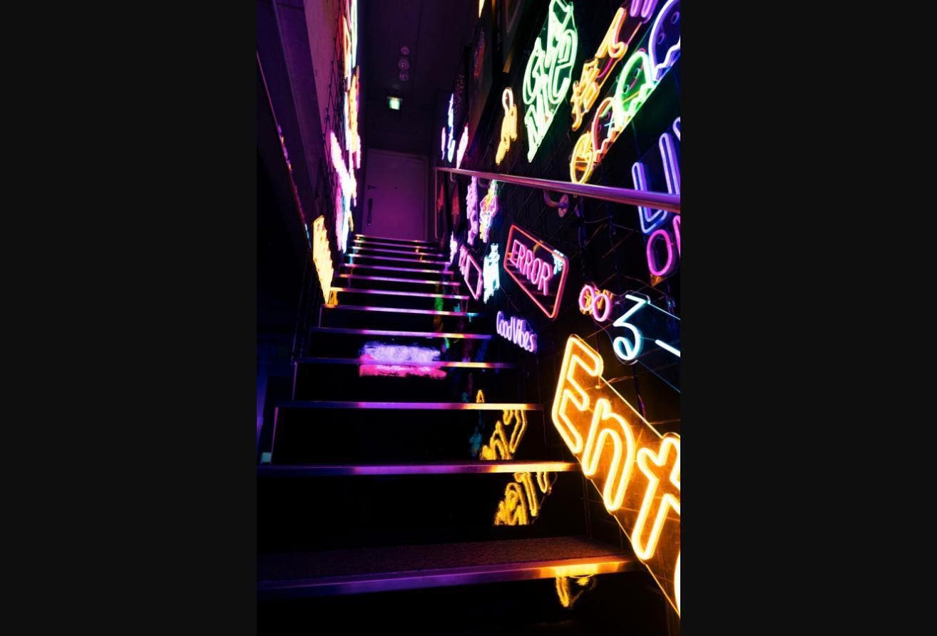 ネオンが特徴の防音スタジオ｜配信可能・グリーンバック・控室完備｜用賀・桜新町駅徒歩圏内の写真3