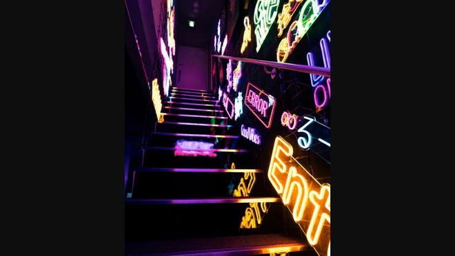 ネオンが特徴の防音スタジオ|配信可能・グリーンバック・控室完備|用賀・桜新町駅徒歩圏内の写真3