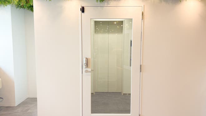 【恵比寿駅徒歩1分|24時間営業|20PSブース】防音完全個室/31.5型モニター/充電/web商談・面接・MTG・テレワーク等の写真16