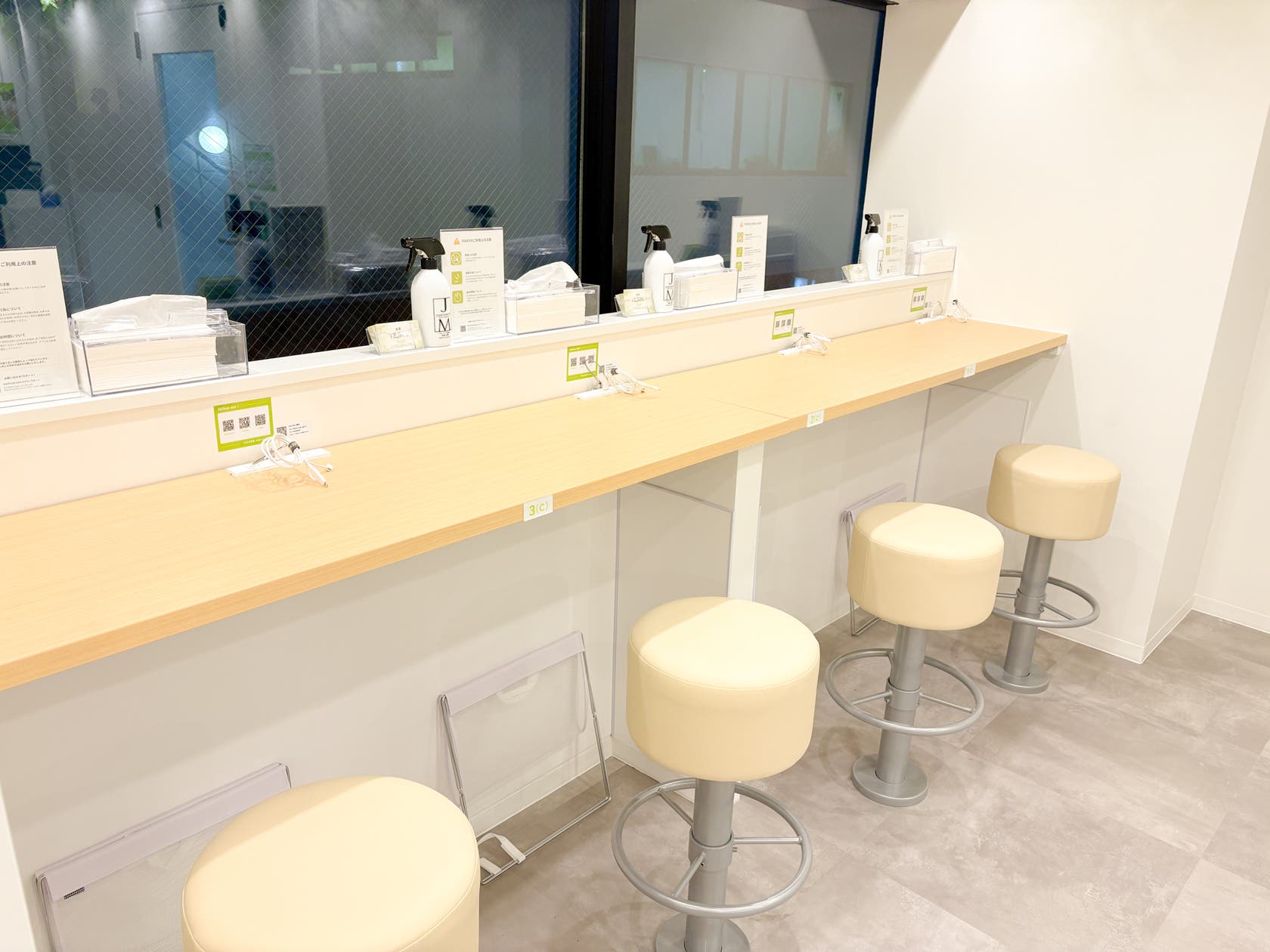 【恵比寿駅徒歩1分｜24時間営業｜20PSブース】防音完全個室／31.5型モニター／充電／web商談・面接・MTG・テレワーク等の写真18