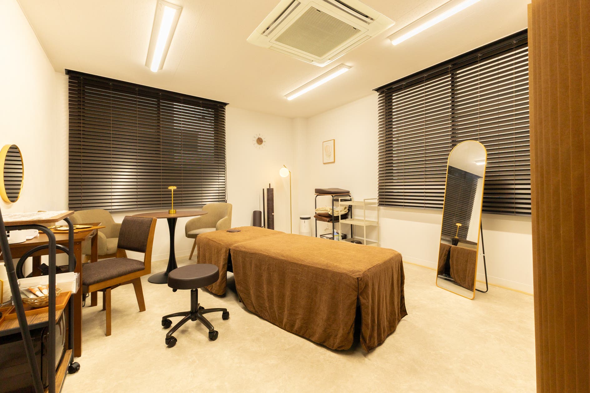 OPEN価格✨四ツ橋駅1分・心斎橋徒歩5分｜完全個室の上質空間｜長時間割でお得◎施術・面談に最適｜備品充実の写真1