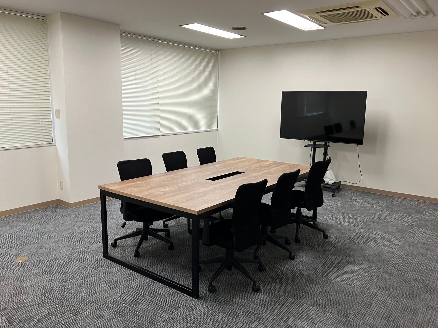 勾当台公園駅 6名【502会議室】30分からOK！Wi-Fi貸出有り／静かで落ち着いた環境◎面接・面談に最適な貸し会議室の写真1