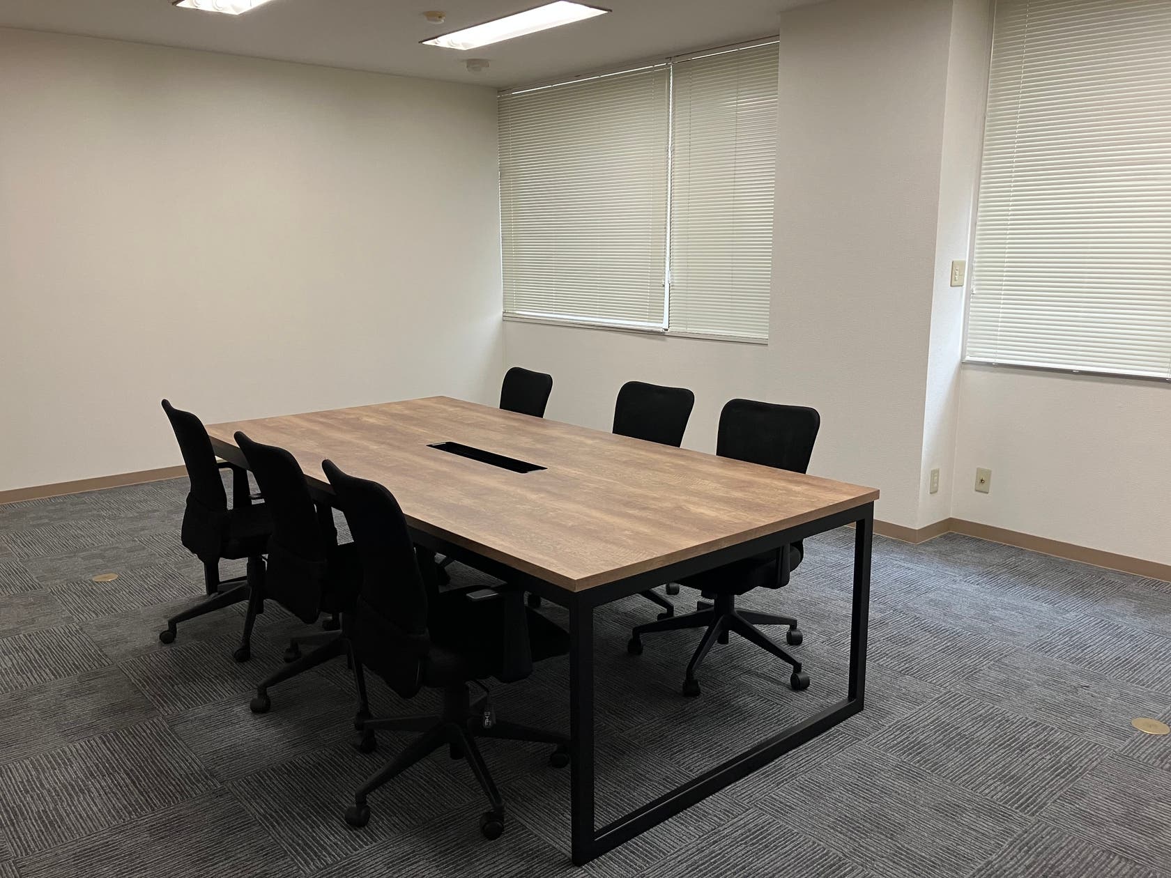 勾当台公園駅 6名【502会議室】30分からOK！Wi-Fi貸出有り／静かで落ち着いた環境◎面接・面談に最適な貸し会議室の写真2