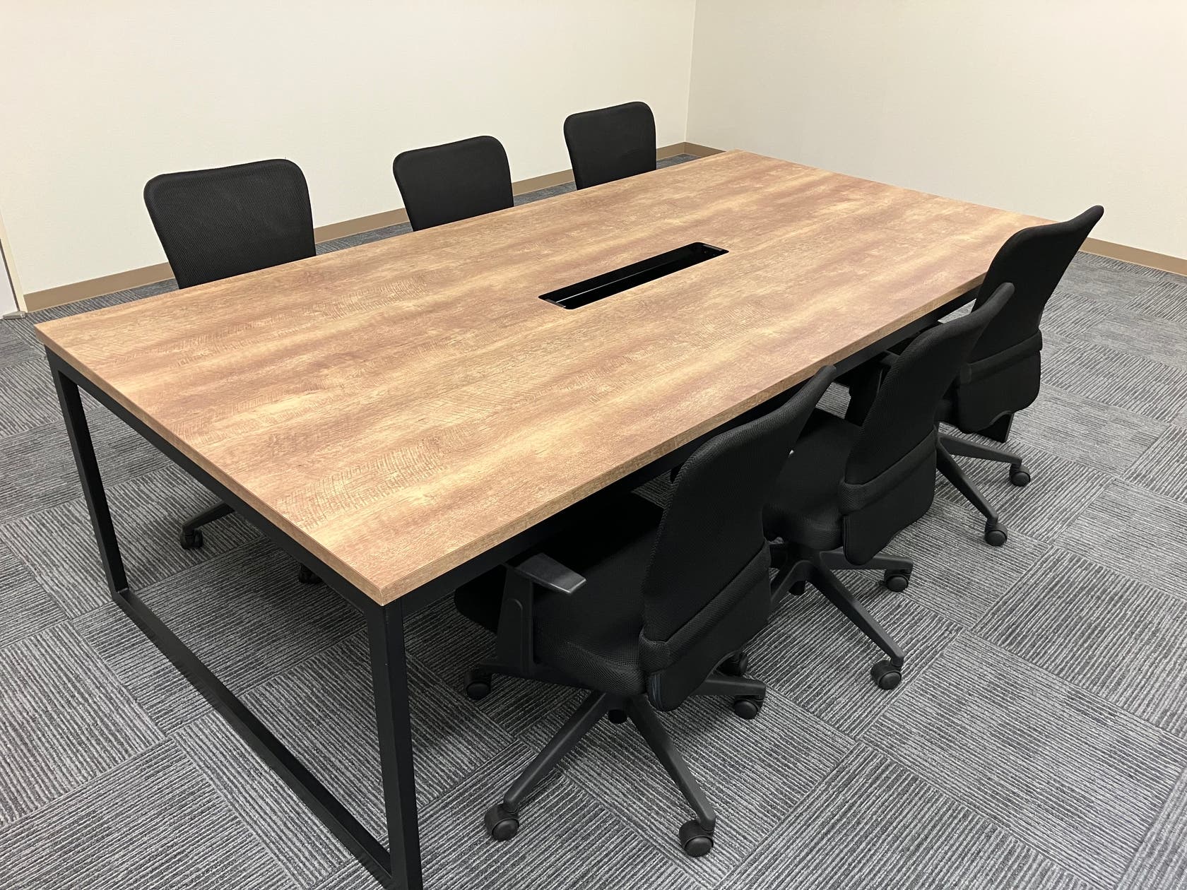 勾当台公園駅 6名【502会議室】30分からOK！Wi-Fi貸出有り／静かで落ち着いた環境◎面接・面談に最適な貸し会議室の写真3