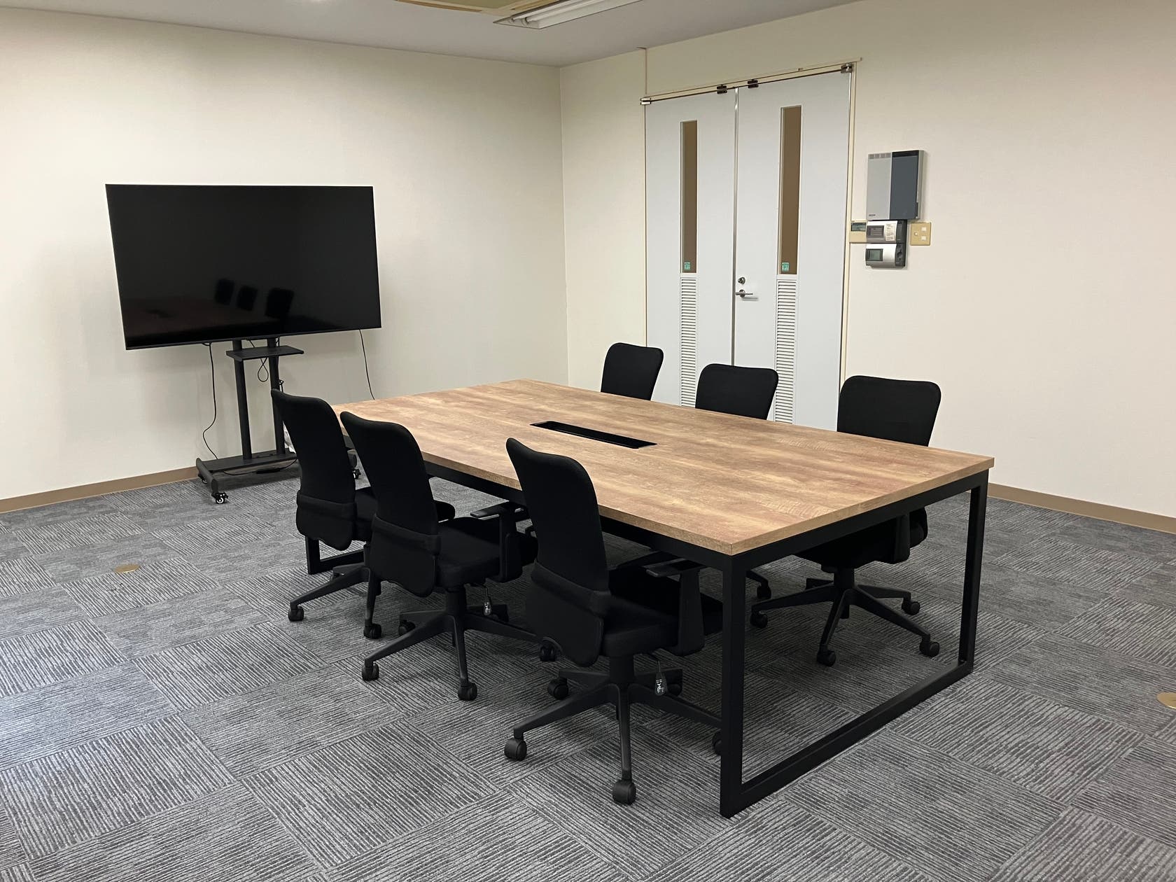 勾当台公園駅 6名【502会議室】30分からOK！Wi-Fi貸出有り／静かで落ち着いた環境◎面接・面談に最適な貸し会議室の写真4