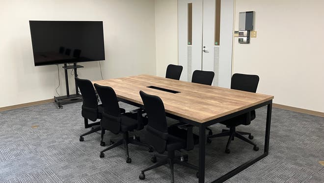 勾当台公園駅 6名【502会議室】30分からOK!Wi-Fi貸出有り/静かで落ち着いた環境◎面接・面談に最適な貸し会議室の写真4
